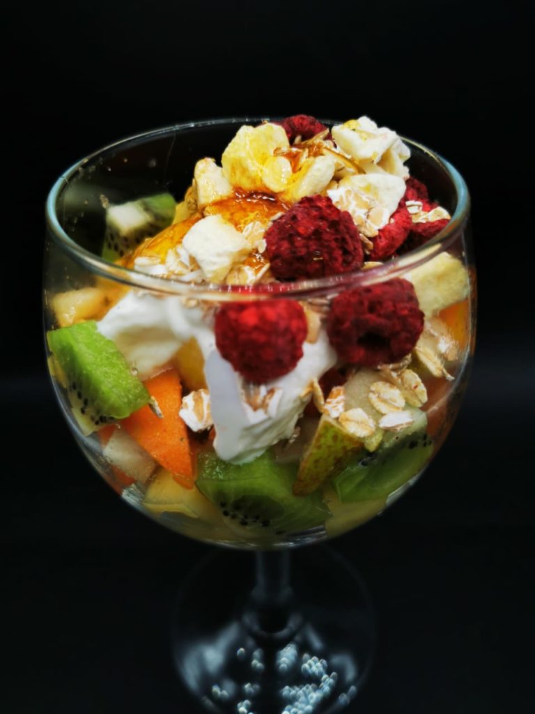 Copa de Frutas Frescas, Yogurt y Granola - La Adelita Andorra